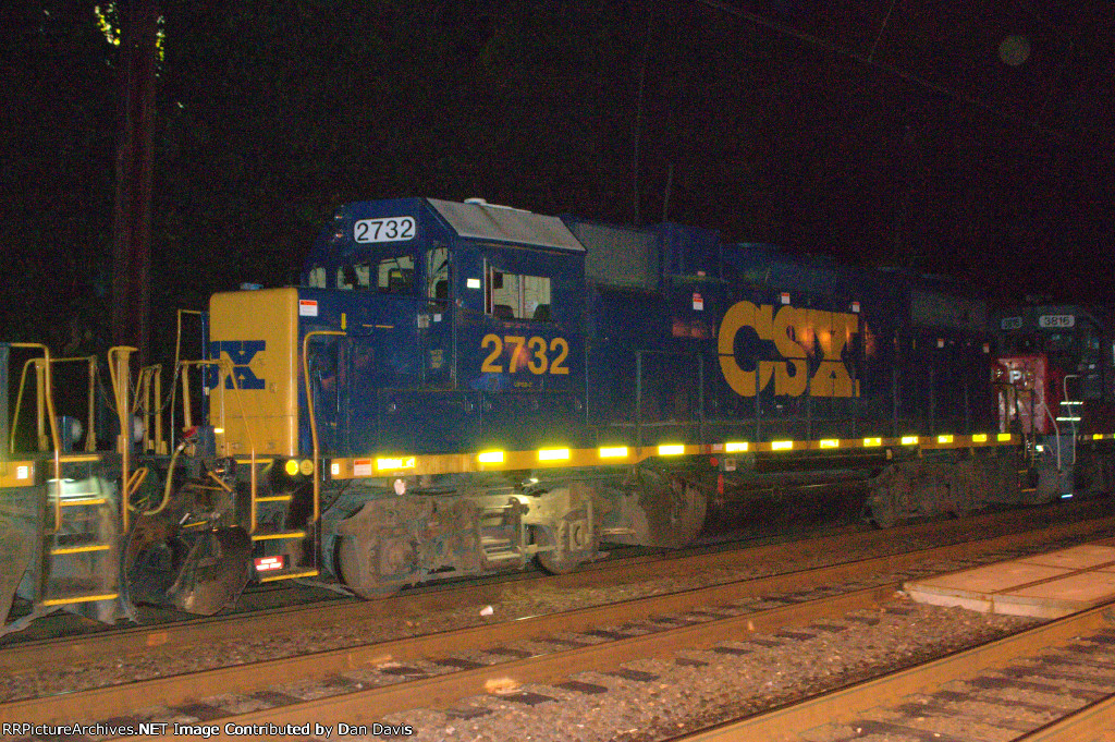 CSX GP38-2 2732 trails on Q418-27